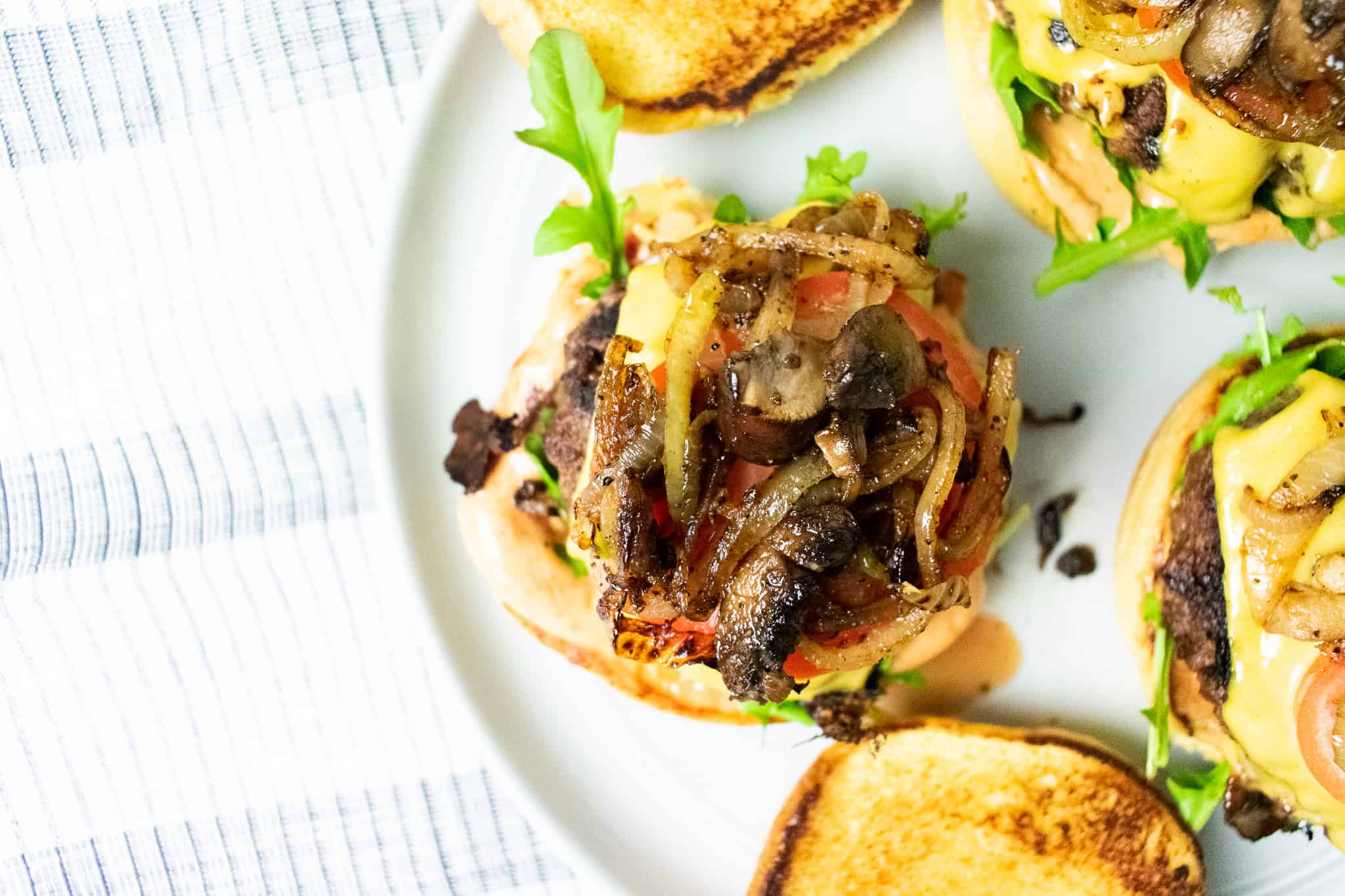 Juicy Lean Burgers - Bite your Cravings